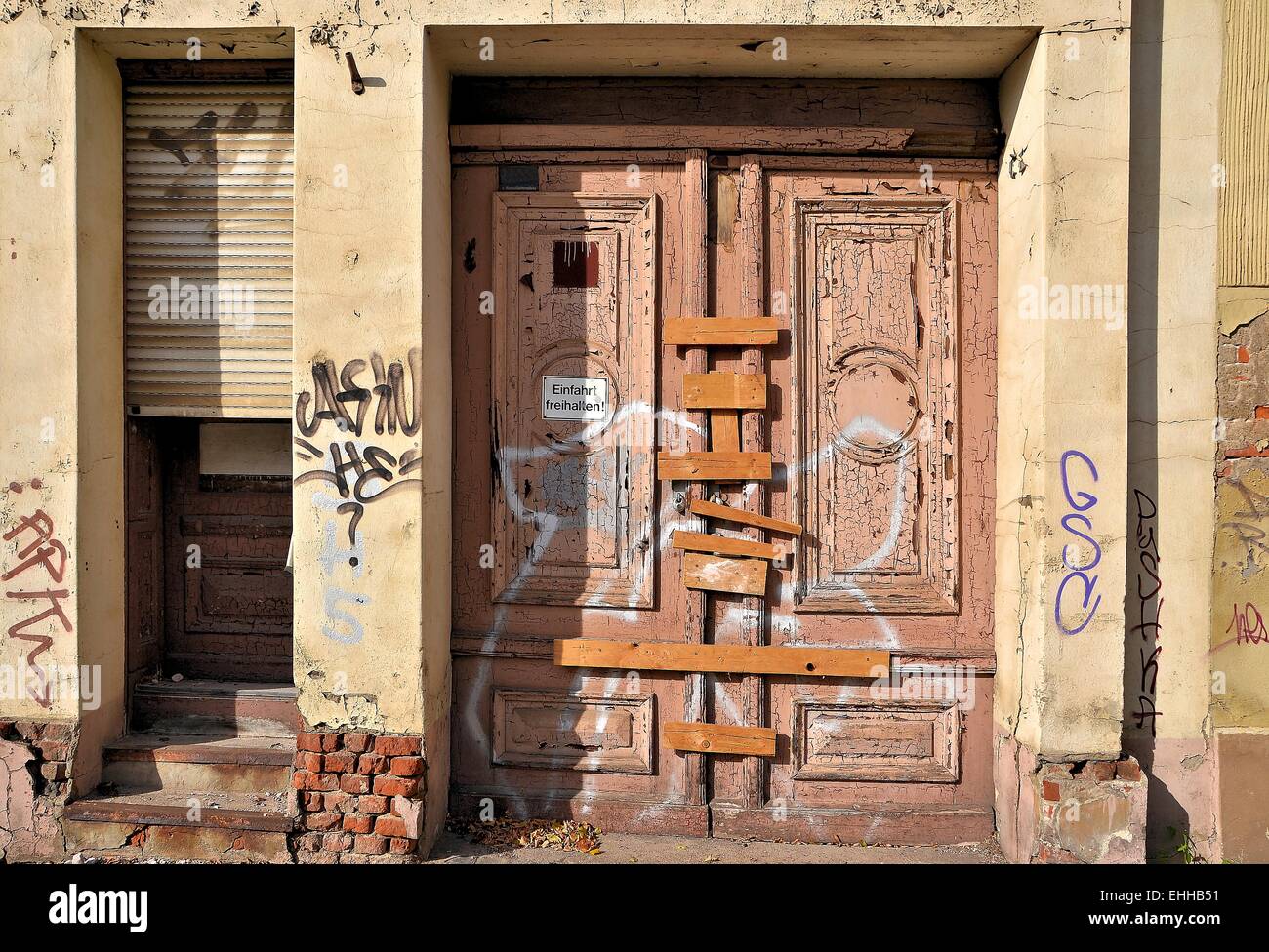 Door nailed shut hi-res stock photography and images - Alamy