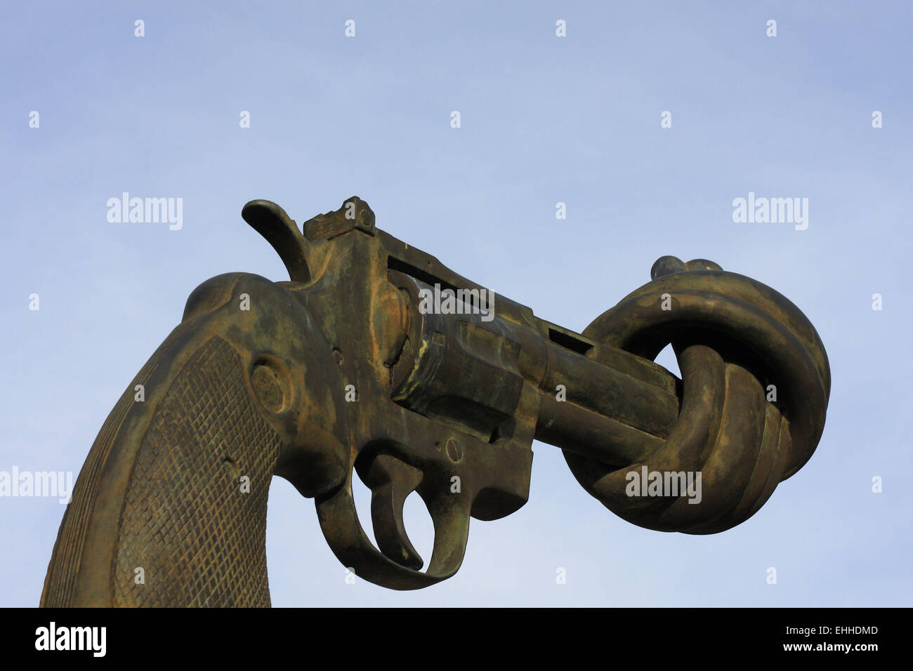 Sculpture non violence knotted gun hi-res stock photography and images ...