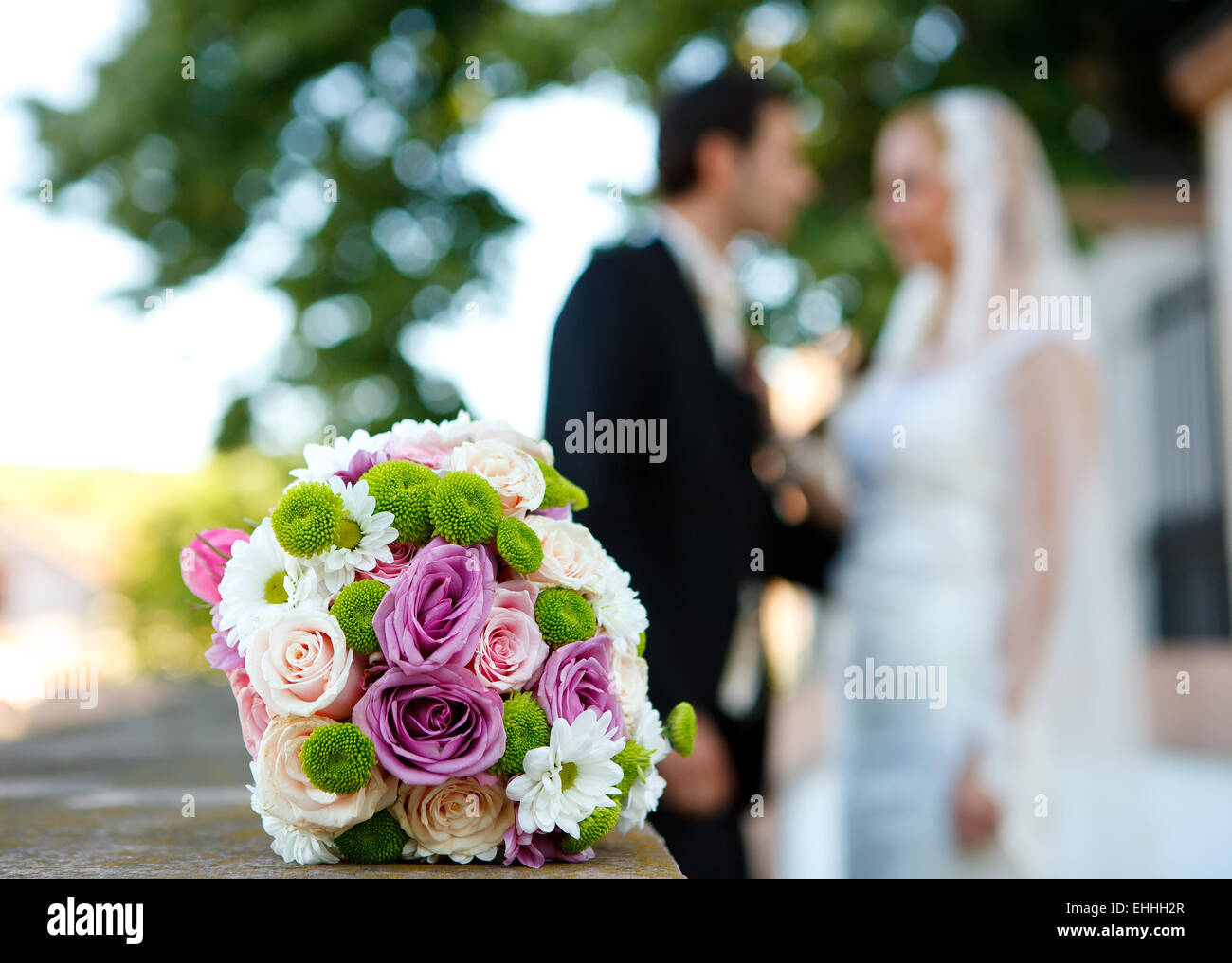 Wedding couple and flower bouquet Stock Photo - Alamy