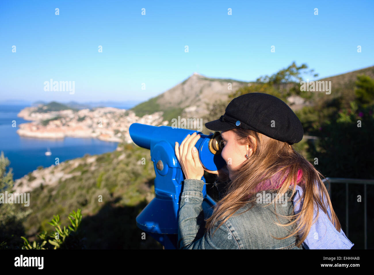 Girl using telescope hi-res stock photography and images - Alamy