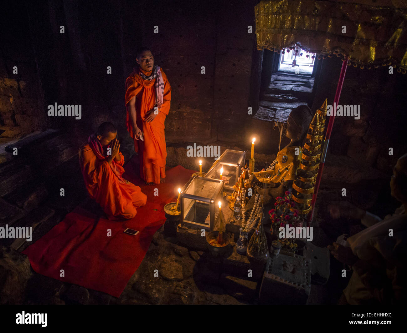 Cambodian buddhist monks pray hi-res stock photography and images - Alamy
