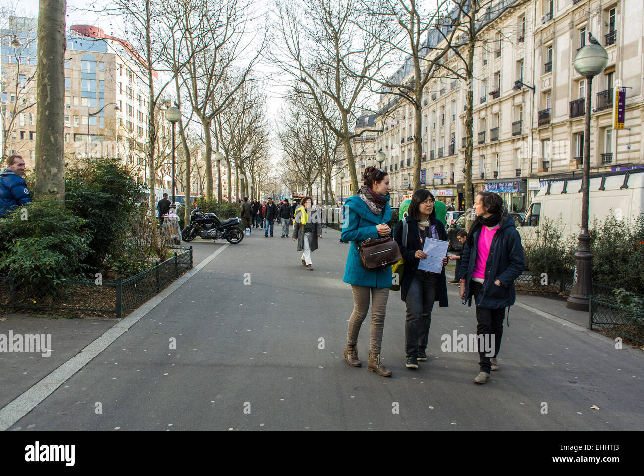 Paris france chinese people walking hi-res stock photography and images ...