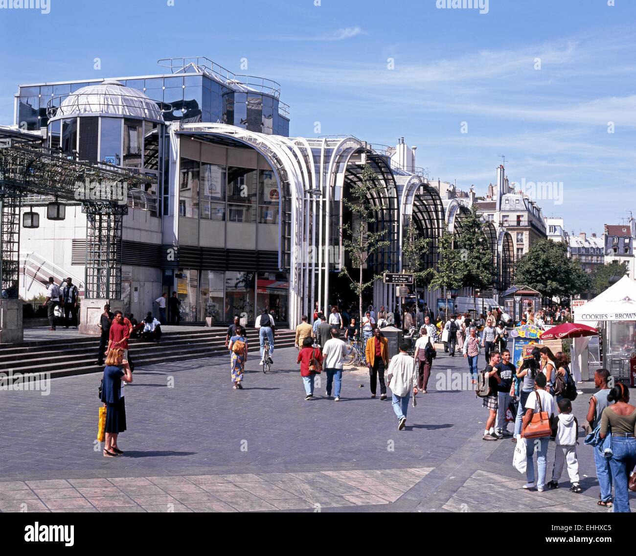 Les Halles de Paris shopping centre with tourists and shoppers in the ...