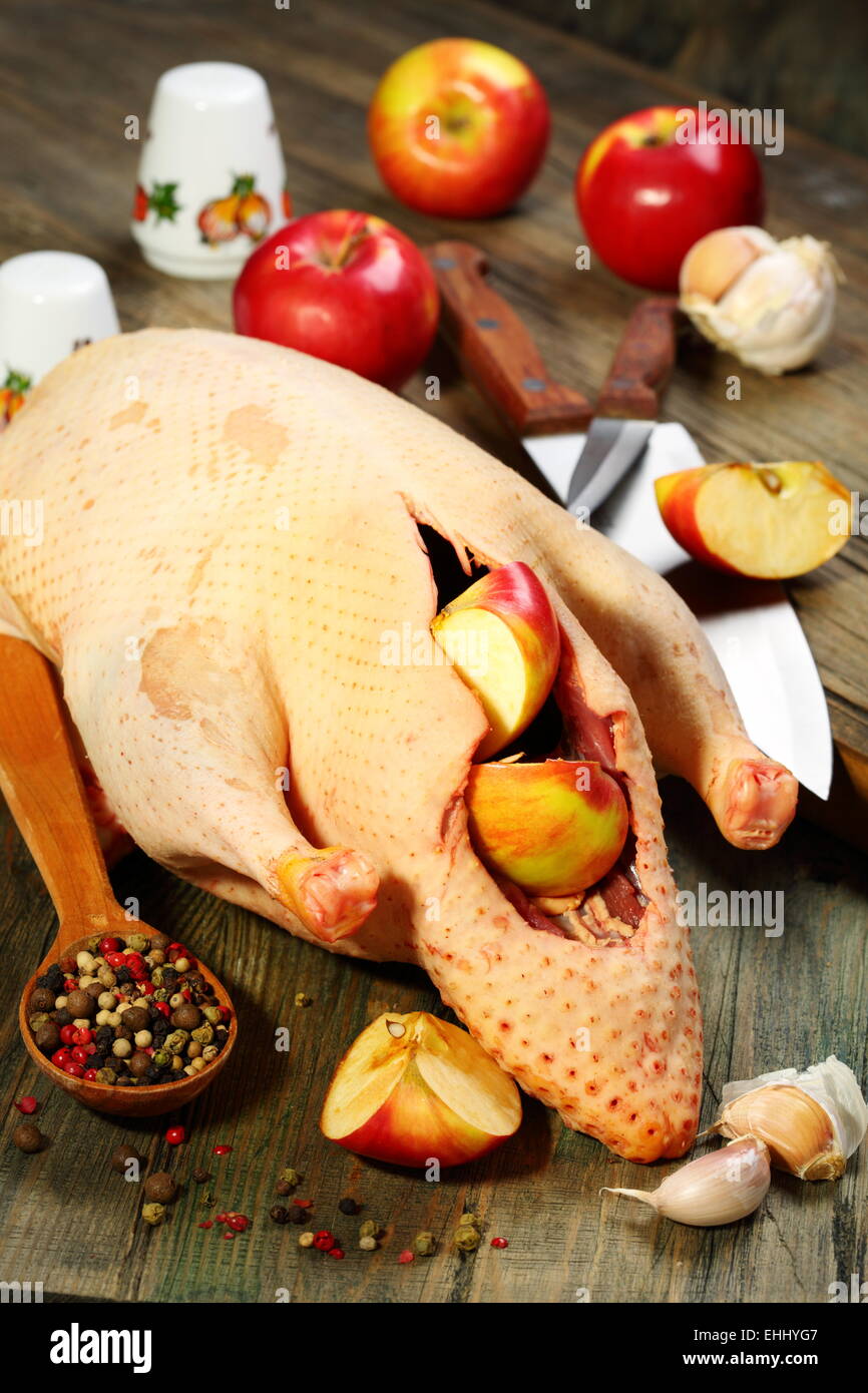 Raw duck, apples, garlic and pepper Stock Photo - Alamy