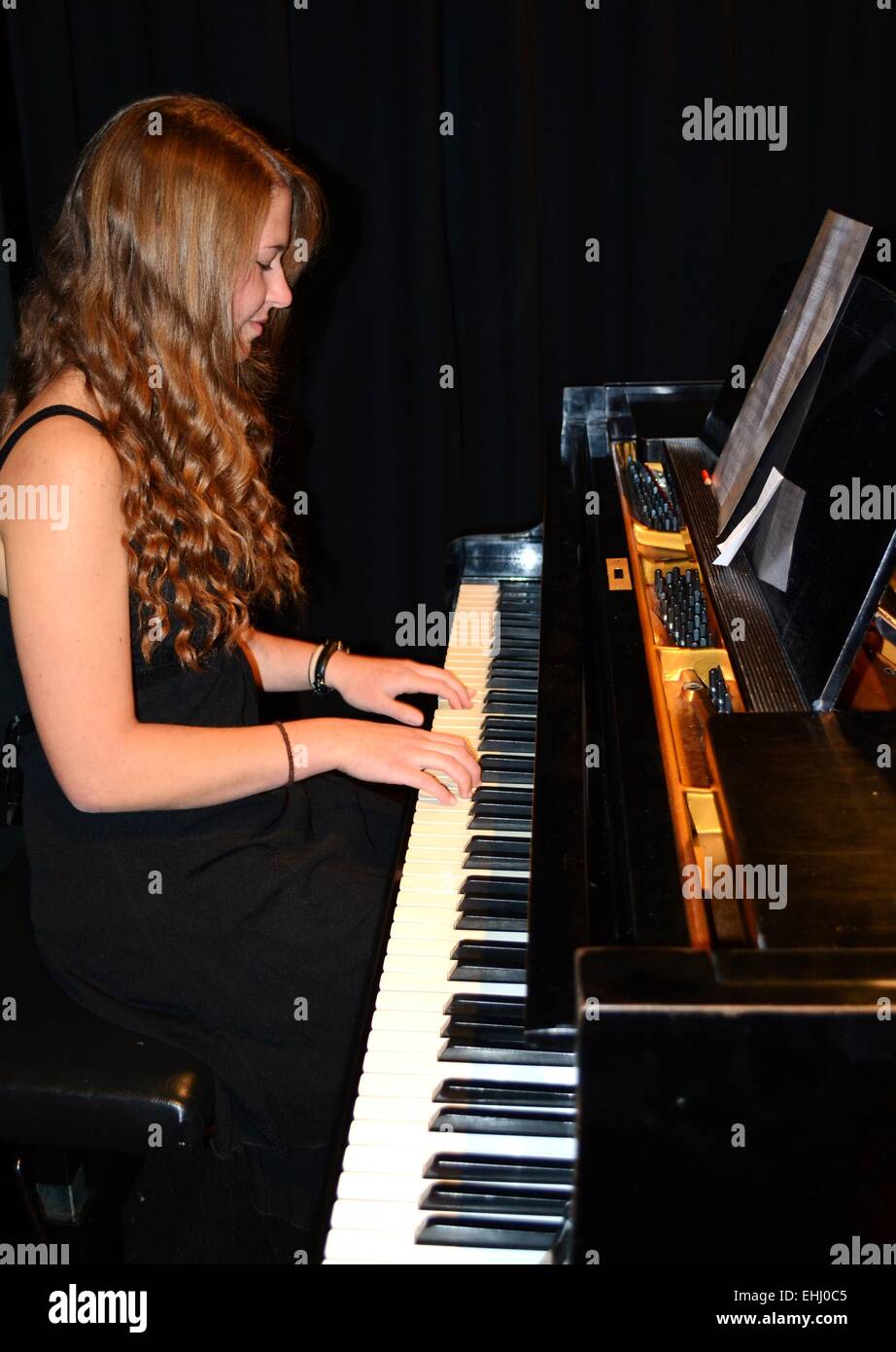 Piano player hi-res stock photography and images - Alamy