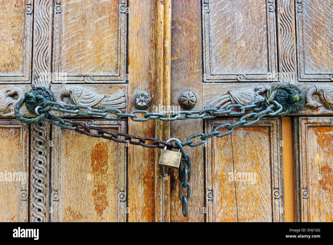 Locked wooden door with chain and padlock Stock Photo - Alamy