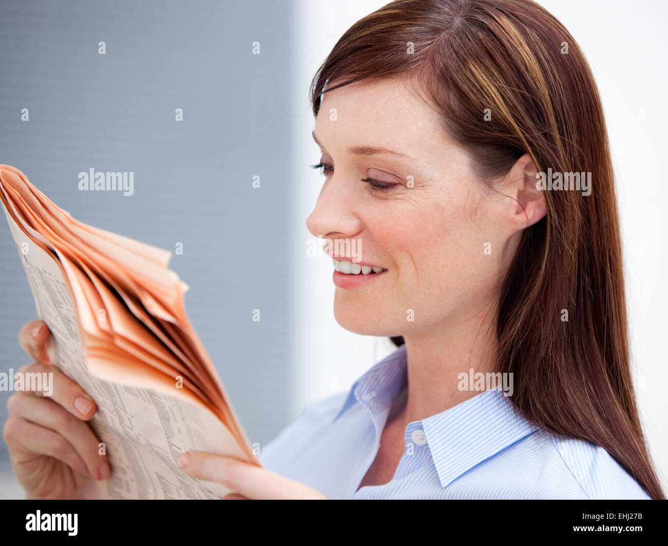 Female newspaper reporter hi-res stock photography and images - Alamy