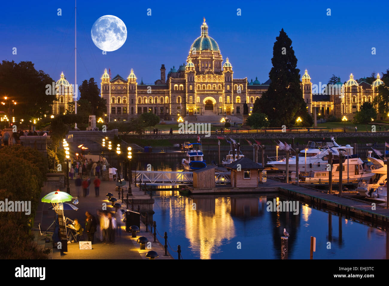 Victoria inner harbour reflection night hi-res stock photography and ...