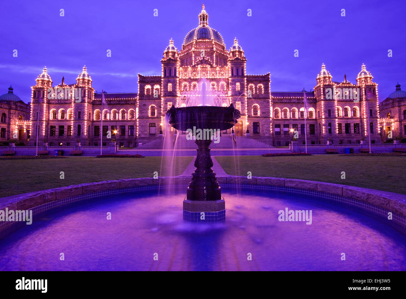 FOUNTAIN LEGISLATIVE PARLIAMENT BUILDINGS INNER HARBOUR VICTORIA ...