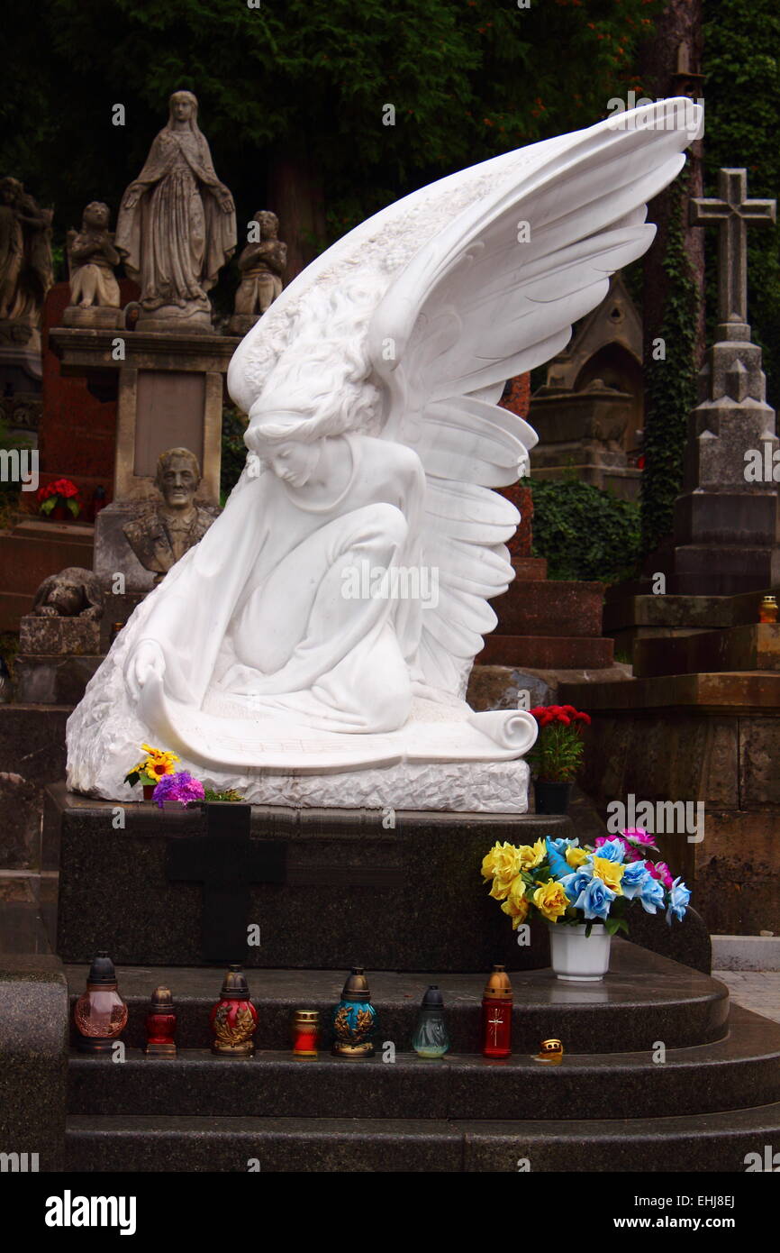 monument in the form of a seated grieving angel white Stock Photo - Alamy