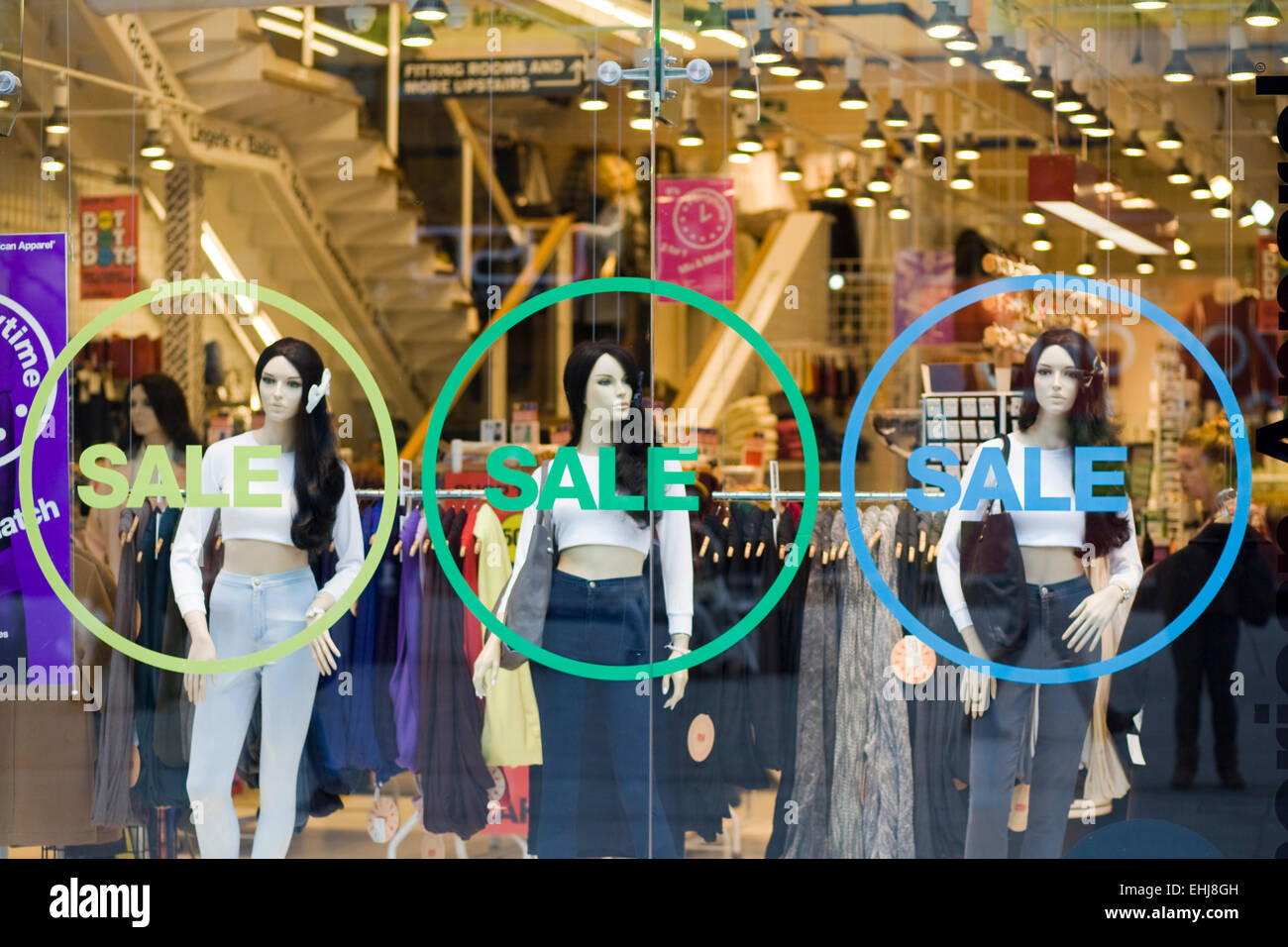 Show window display mannequins advertising Sale Stock Photo - Alamy