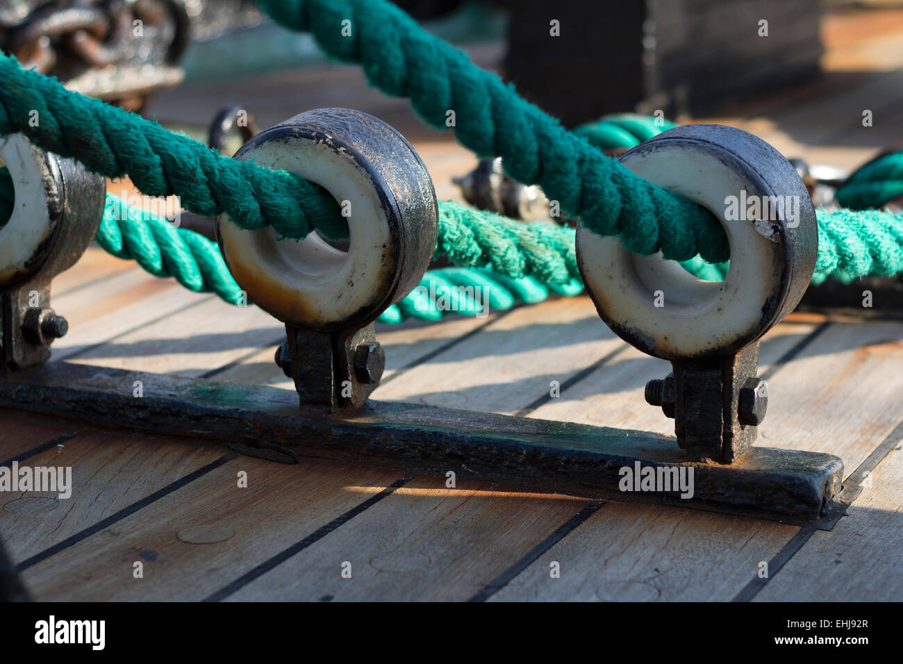 Ship ropes hi-res stock photography and images - Alamy