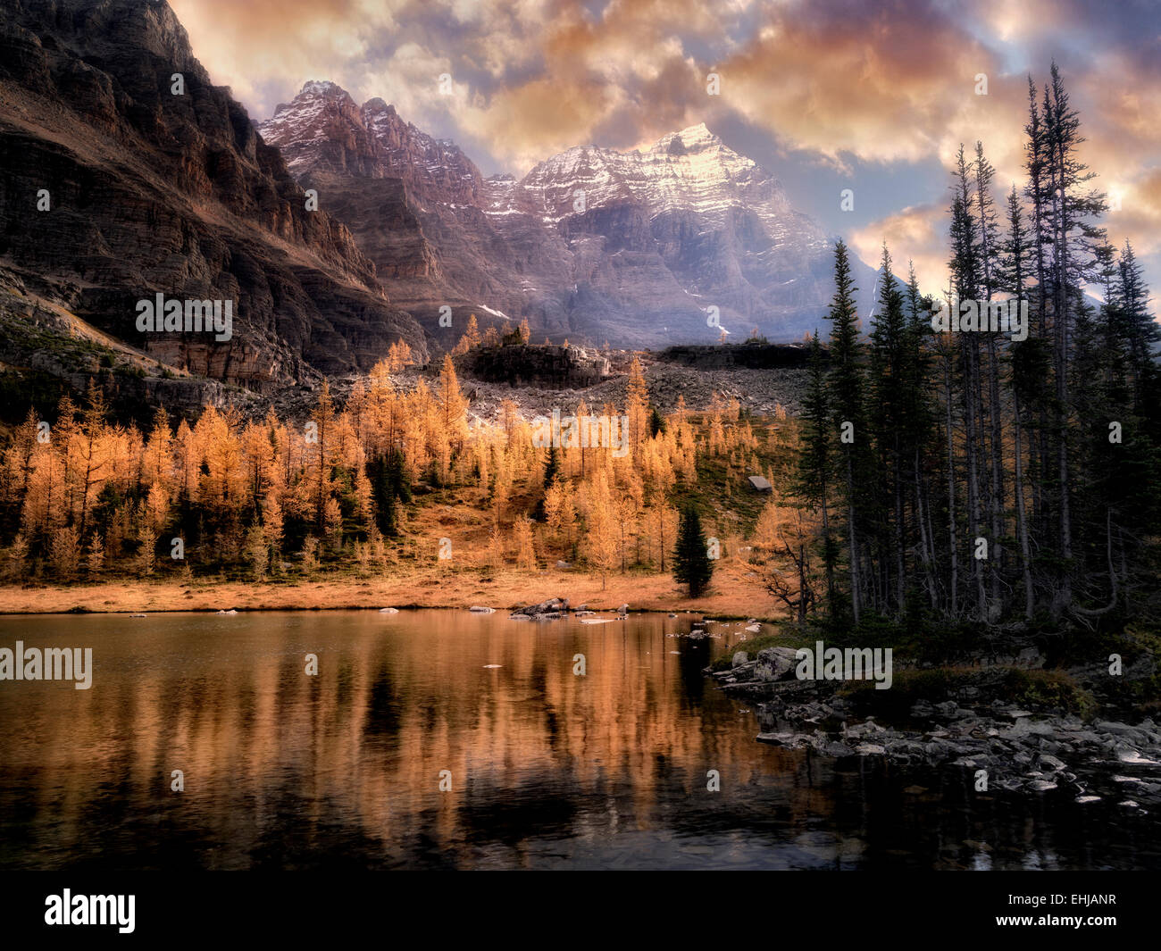 Fall lake colors hi-res stock photography and images - Alamy