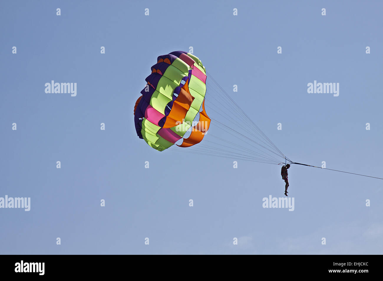 Menschen parasailing hi-res stock photography and images - Alamy