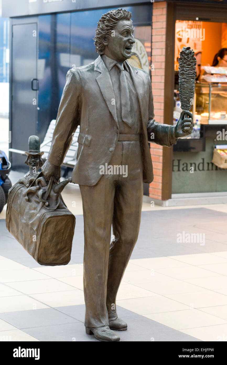 Liverpool street art suitcase hi-res stock photography and images - Alamy