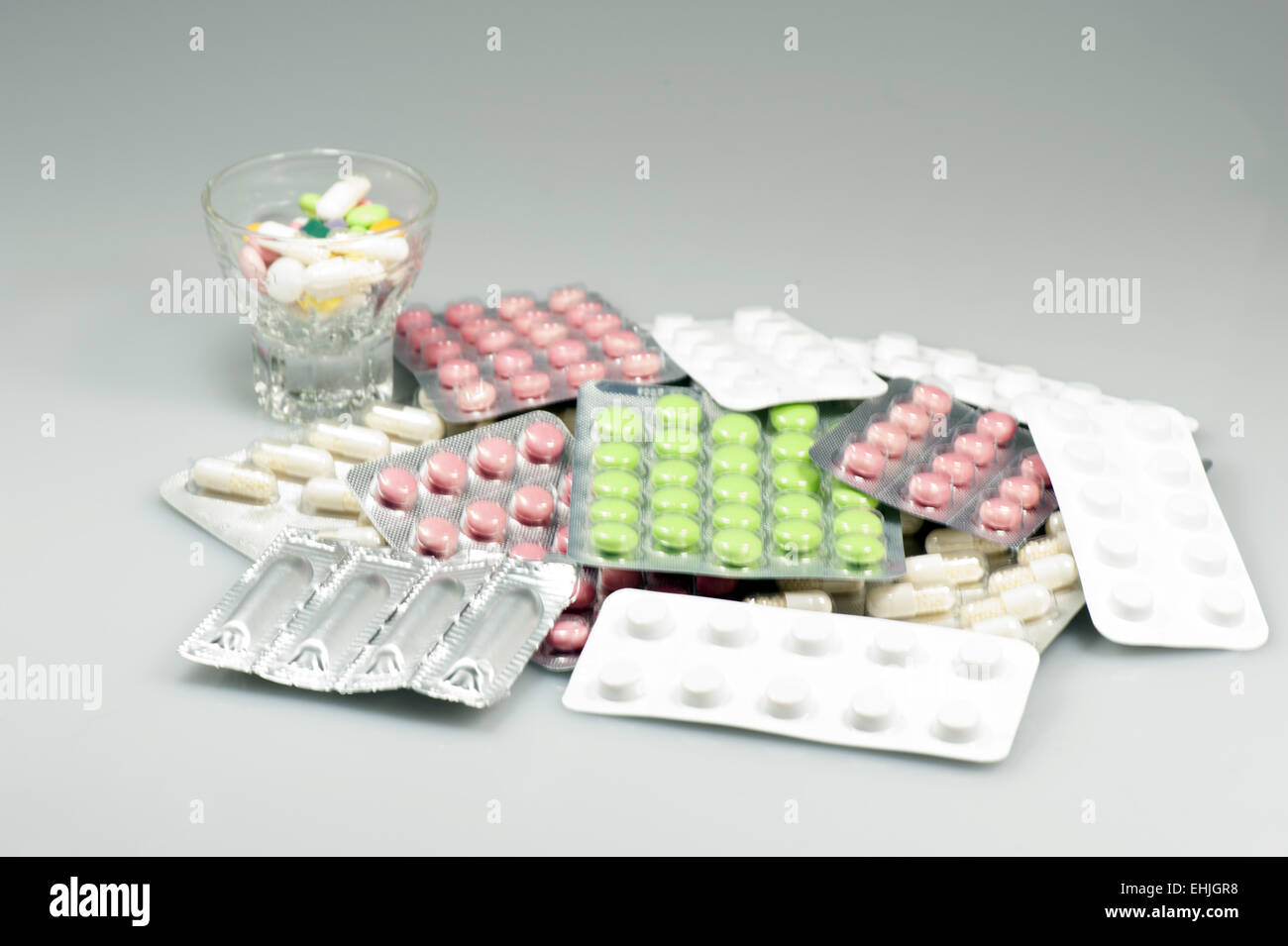 Various tablets pills glass hi-res stock photography and images - Alamy