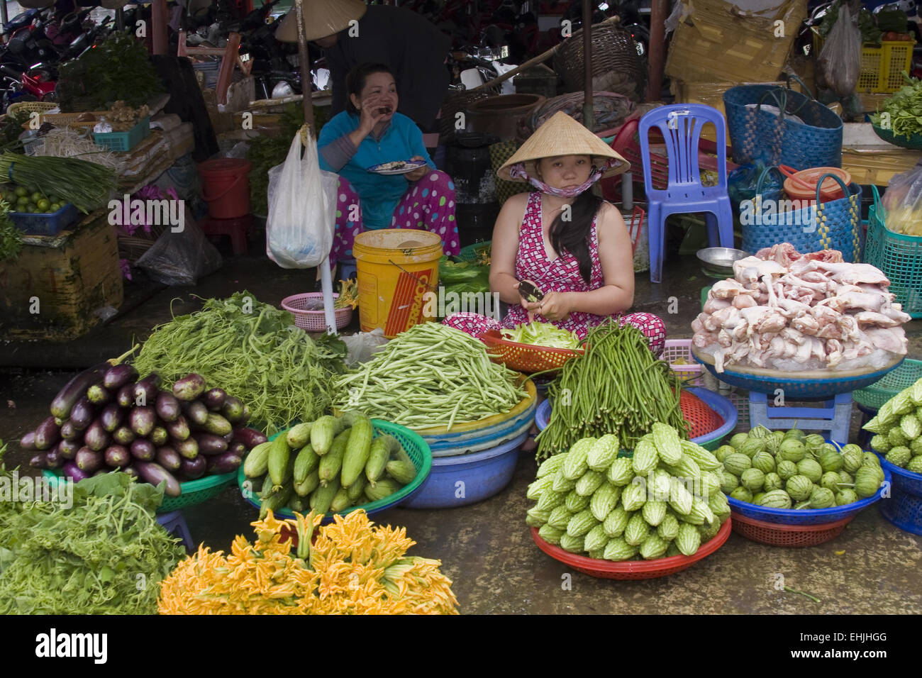 Crowded market scene hi-res stock photography and images - Alamy
