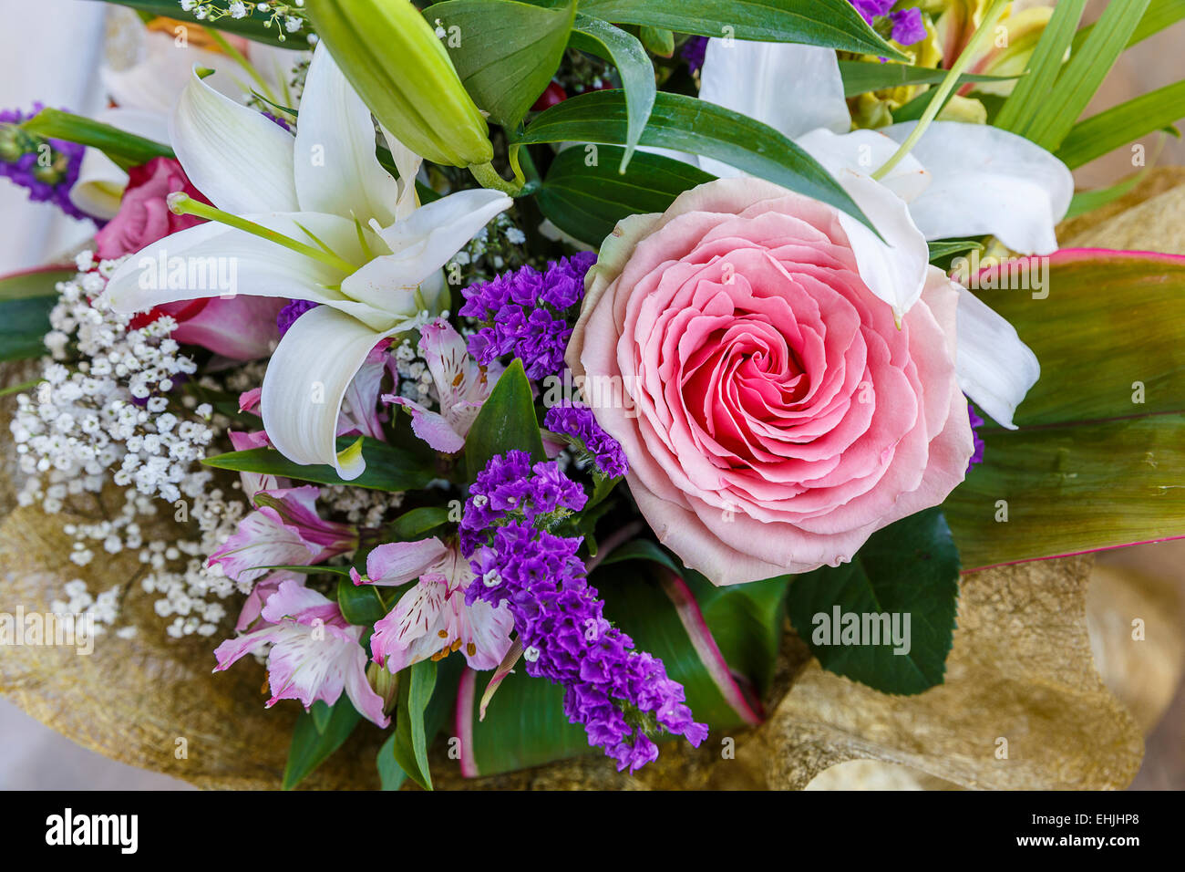 Bouquet white lilies red roses hi-res stock photography and images - Alamy