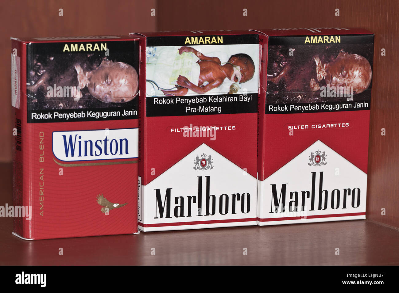 Marlboro cigarettes cigarette box hi-res stock photography and images ...