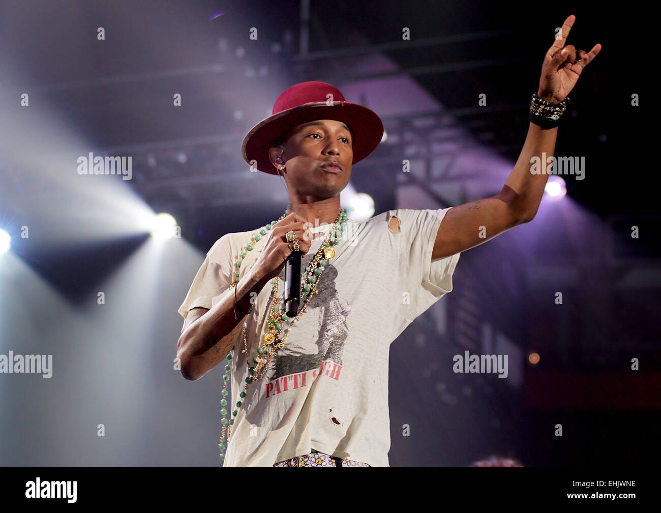 Pharrell Williams performing at Manchester Phones4U Arena Featuring ...