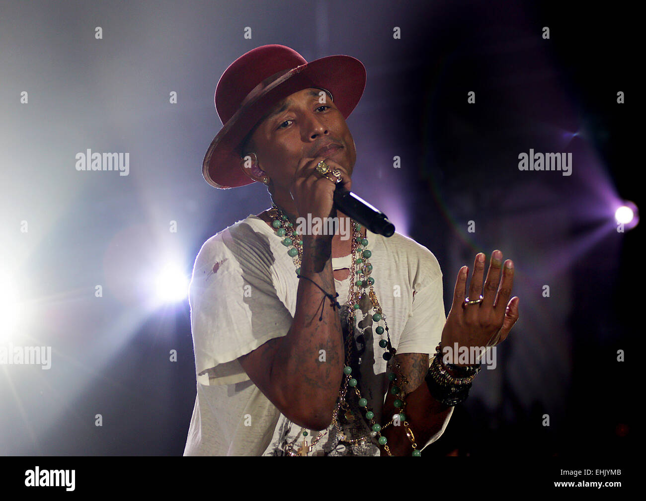 Pharrell Williams performing at Manchester Phones4U Arena Featuring ...