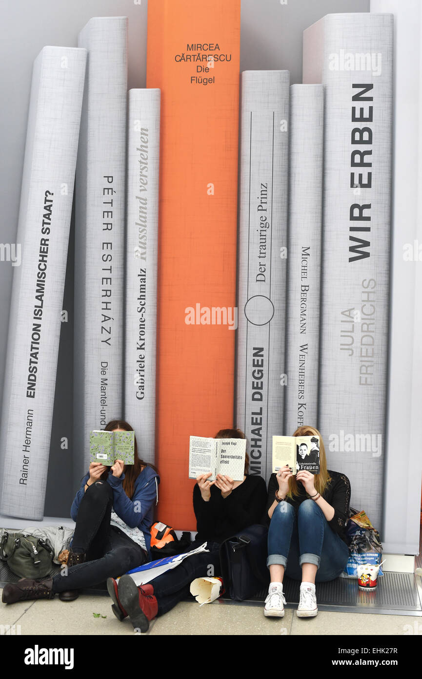Leipzig, Germany. 14th Mar, 2015. Reading visitors to the Leipzig Book ...
