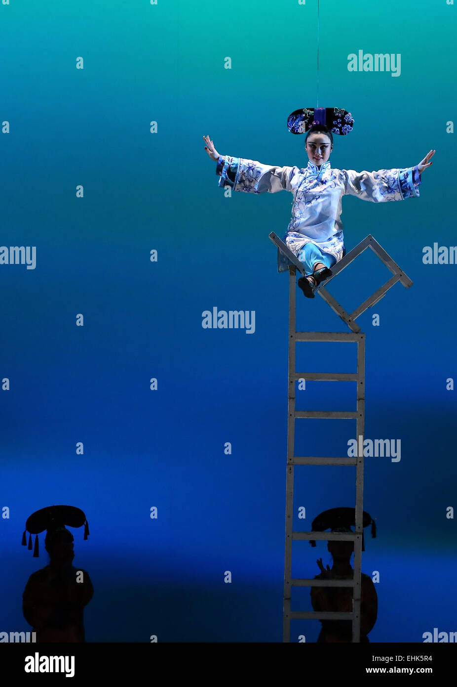 Acrobats beijing hi-res stock photography and images - Alamy