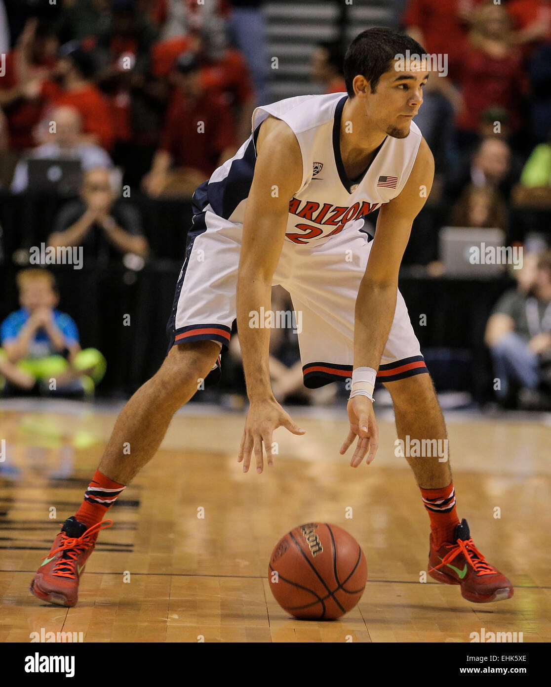 Las Vegas, NV, USA. 14th Mar, 2015. Arizona G # Elliott Pitts look over ...