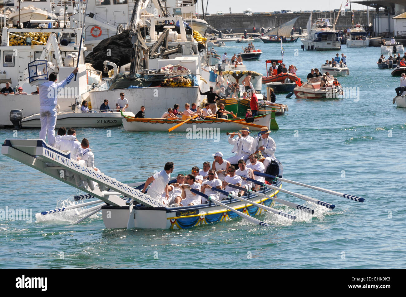 Jousting boat hi-res stock photography and images - Alamy