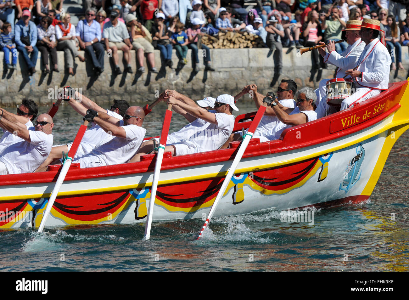 Jousting boat hi-res stock photography and images - Alamy