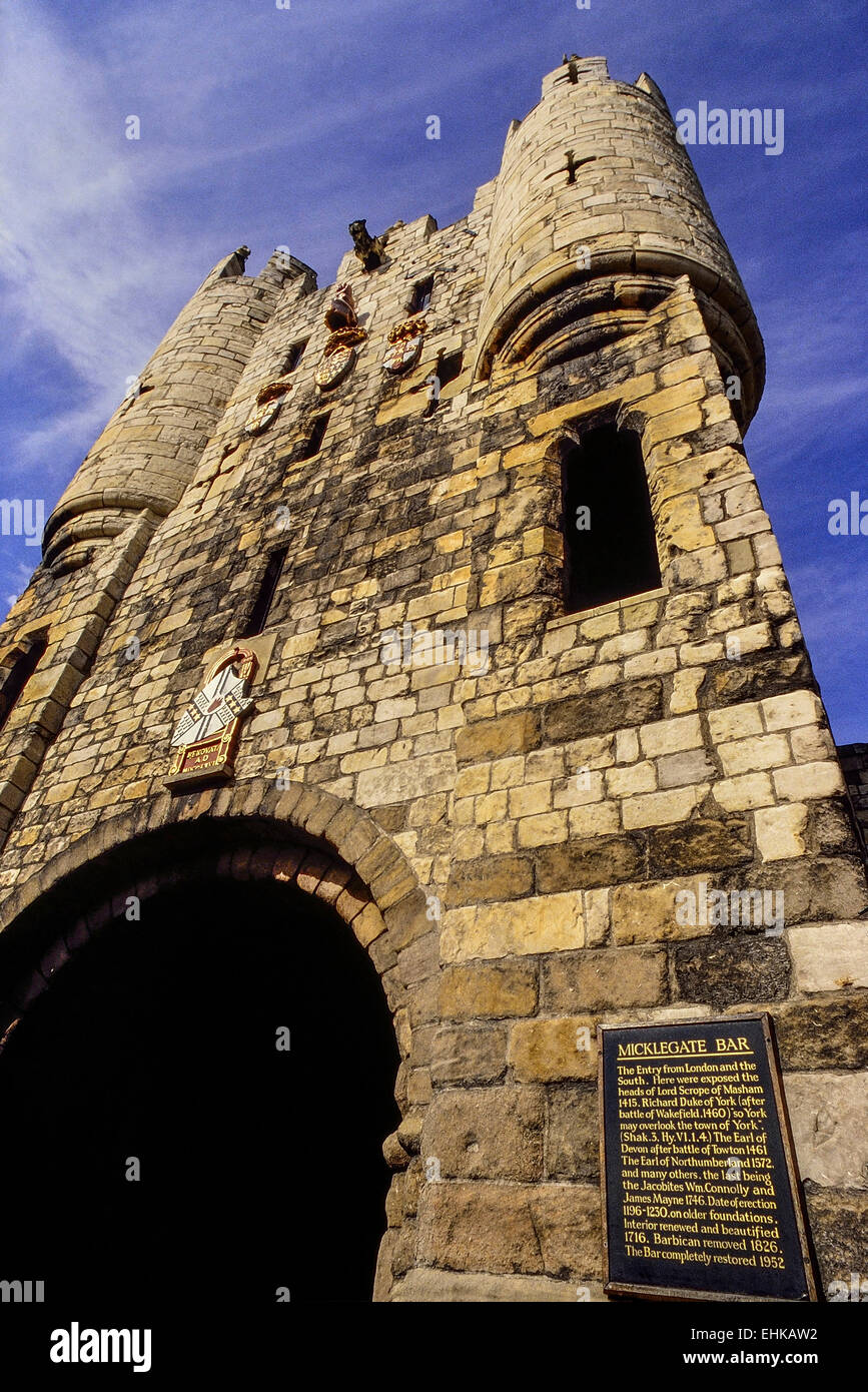 Medieval gateway hi-res stock photography and images - Alamy