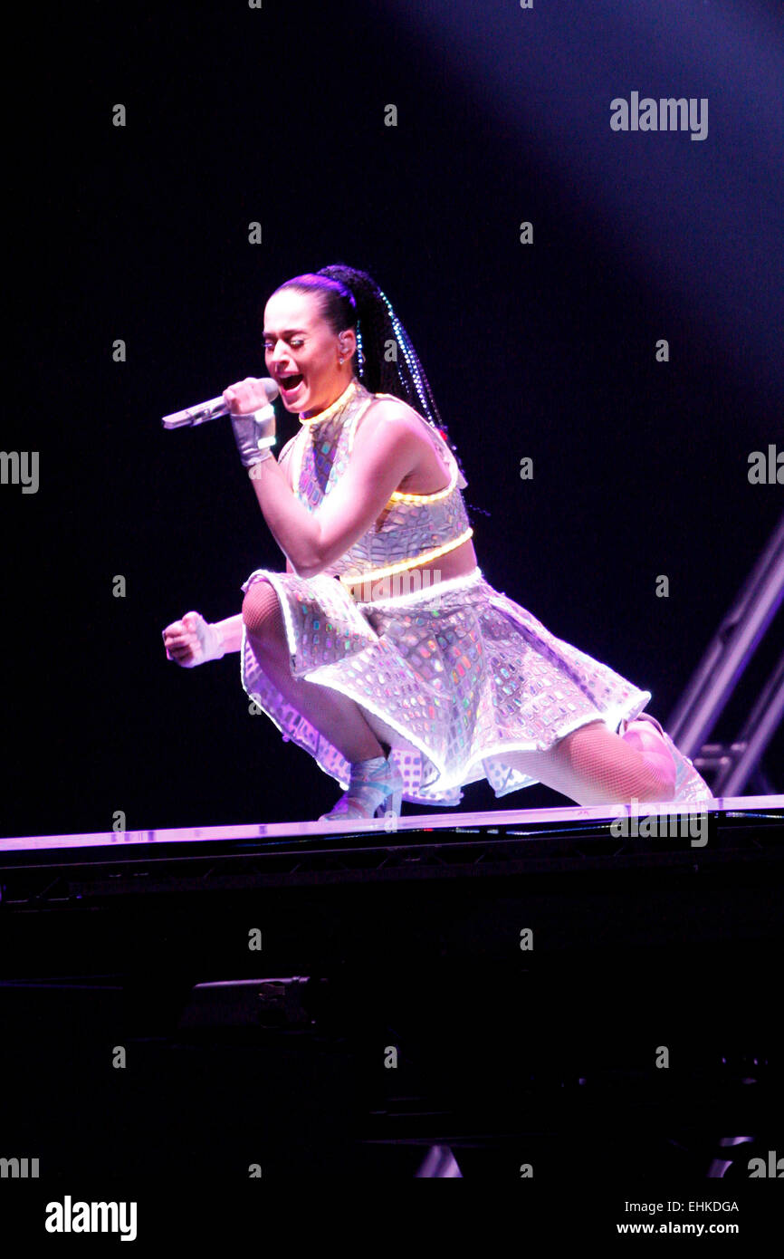 Katy perry o2 world hi-res stock photography and images - Alamy
