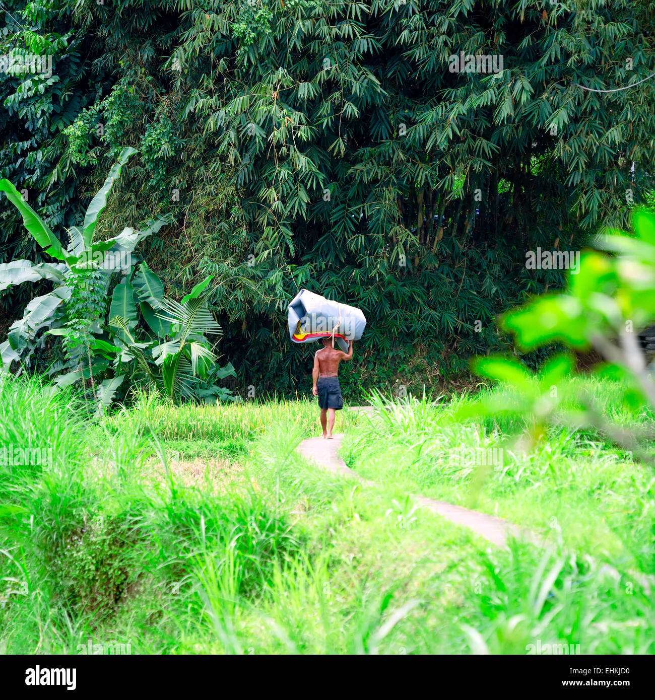 Man carrying heavy hi-res stock photography and images - Alamy