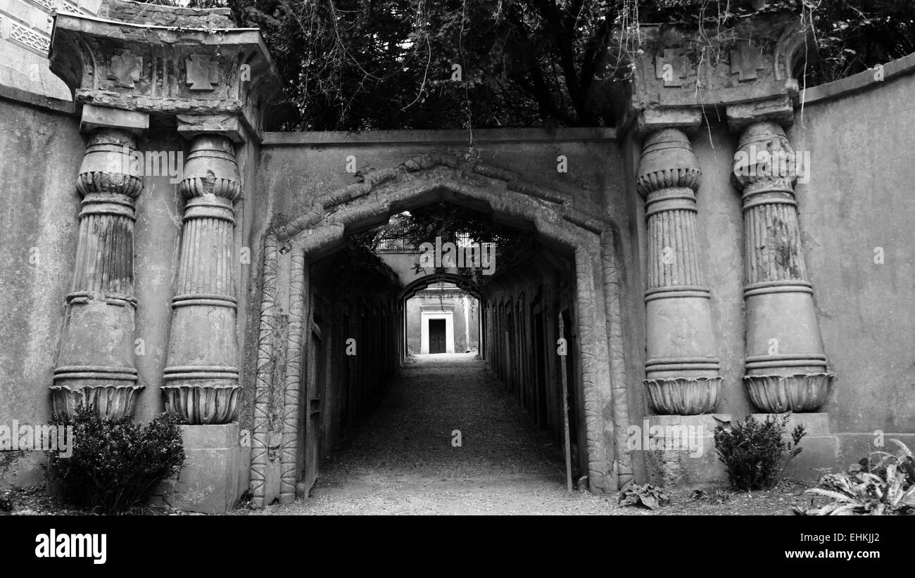 Highgate cemetery egyptian avenue hi-res stock photography and images ...