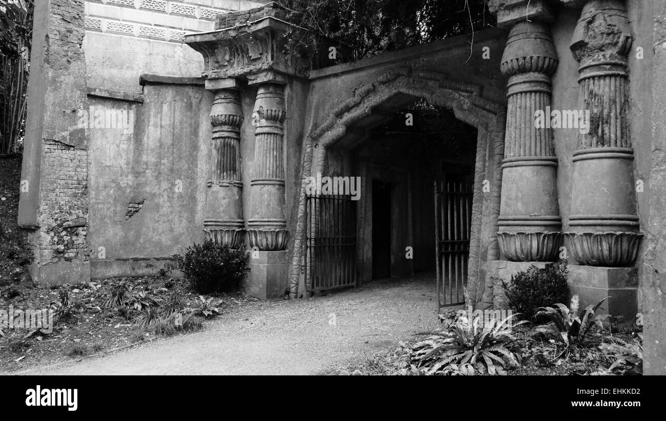 Highgate cemetery london egyptian hi-res stock photography and images ...