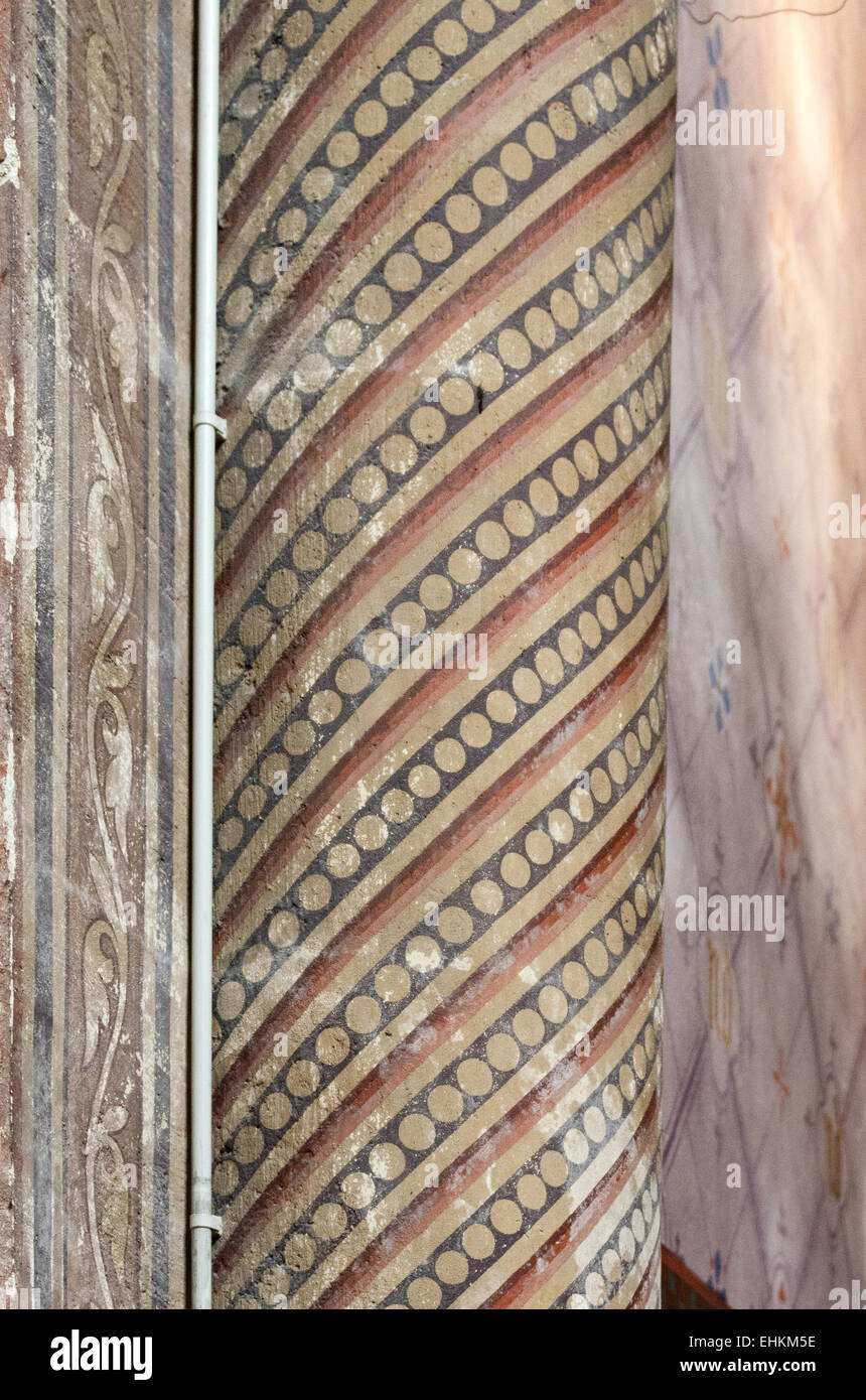 Polychrome patterns on the stone columns of the Cathédrale Saint ...