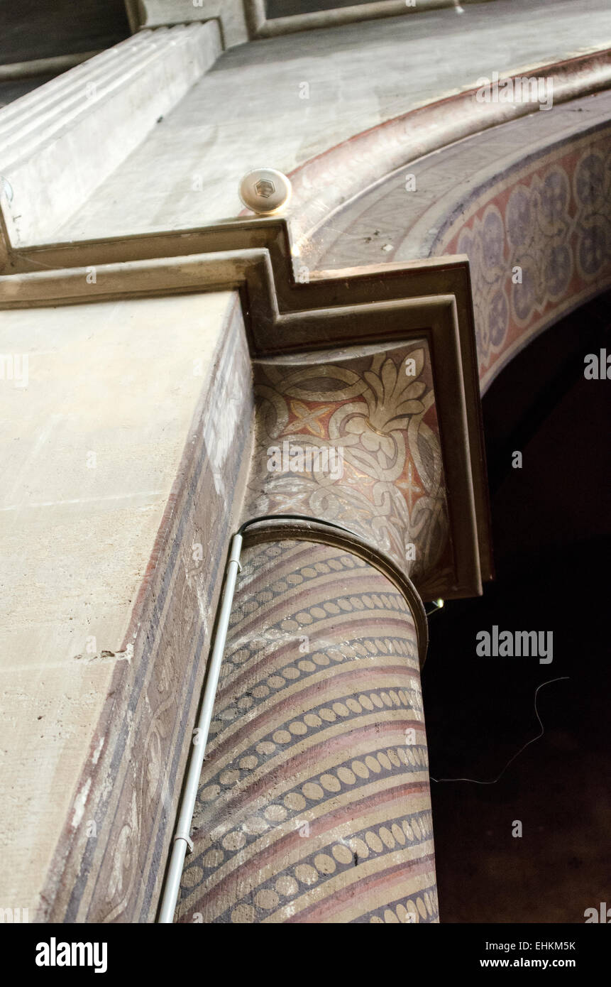 Polychrome patterns on the stone columns of the Cathédrale Saint ...
