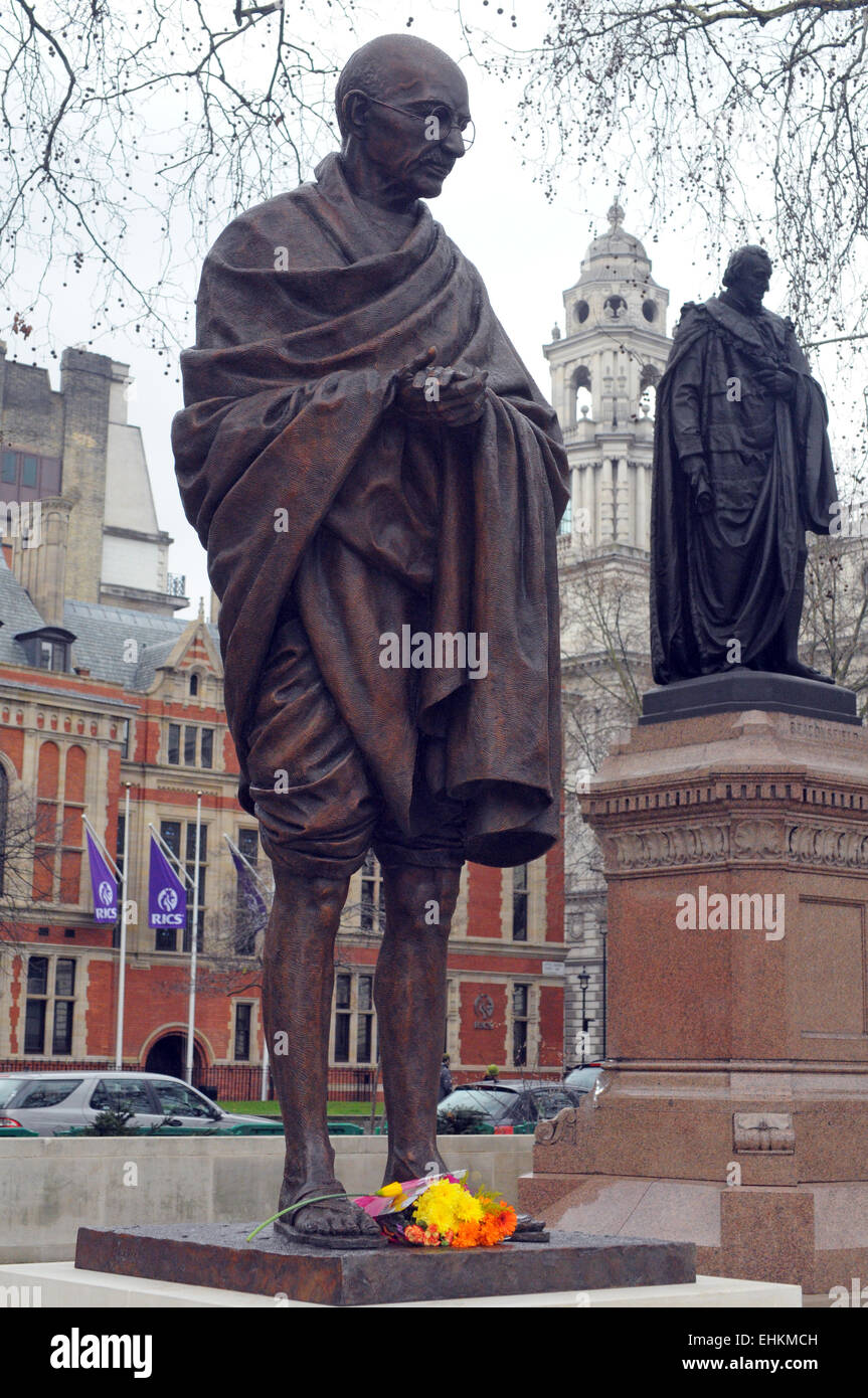 Mahatma gandhi statue parliament square hi-res stock photography and ...