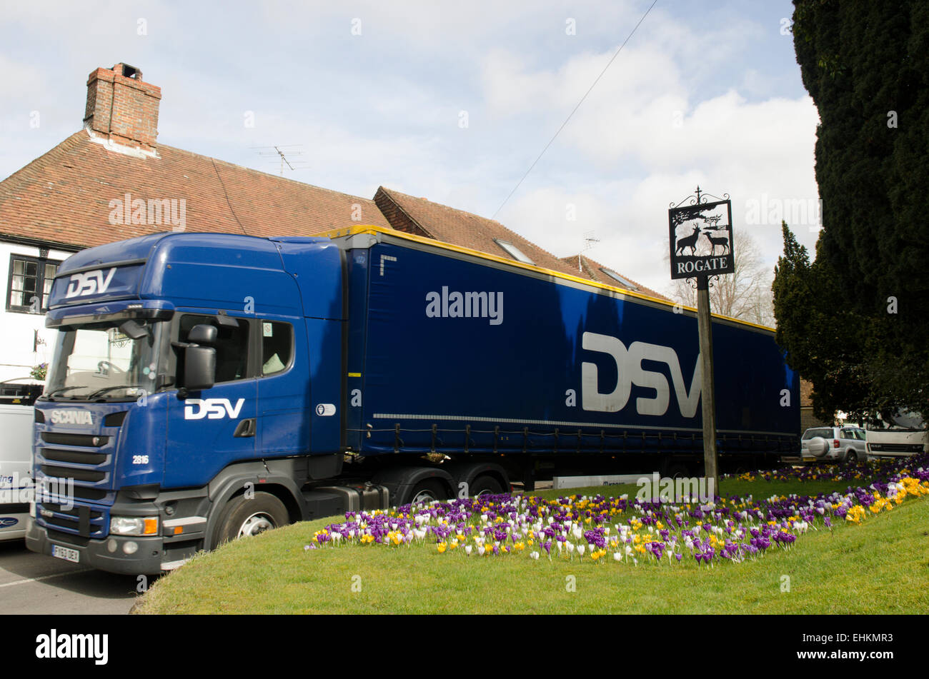 Lorry narrow road uk hi-res stock photography and images - Alamy