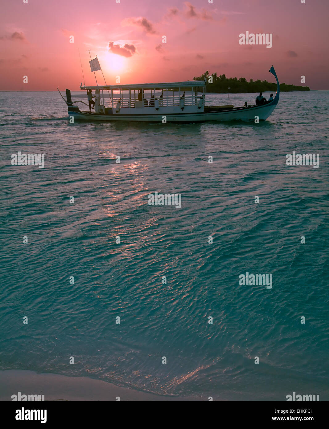Traditional boat sailing ocean, Ari-Atoll. Maldives Stock Photo - Alamy