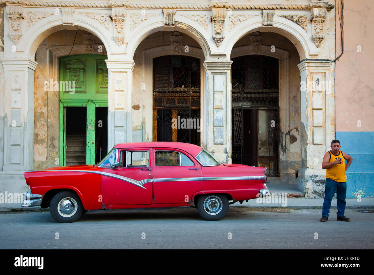 Crumbling old buildings and classic car, Havana, Cuba Stock Photo - Alamy