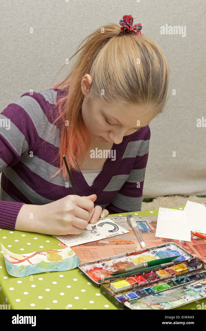 teenage girl drawing a picture Stock Photo - Alamy