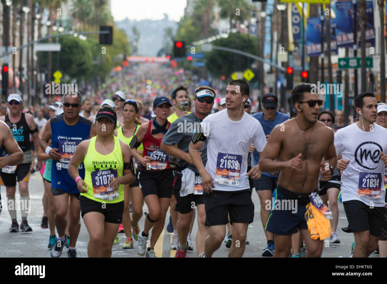 Los Angeles, California, USA. 15th March, 2015. Runners at mile 11 of ...
