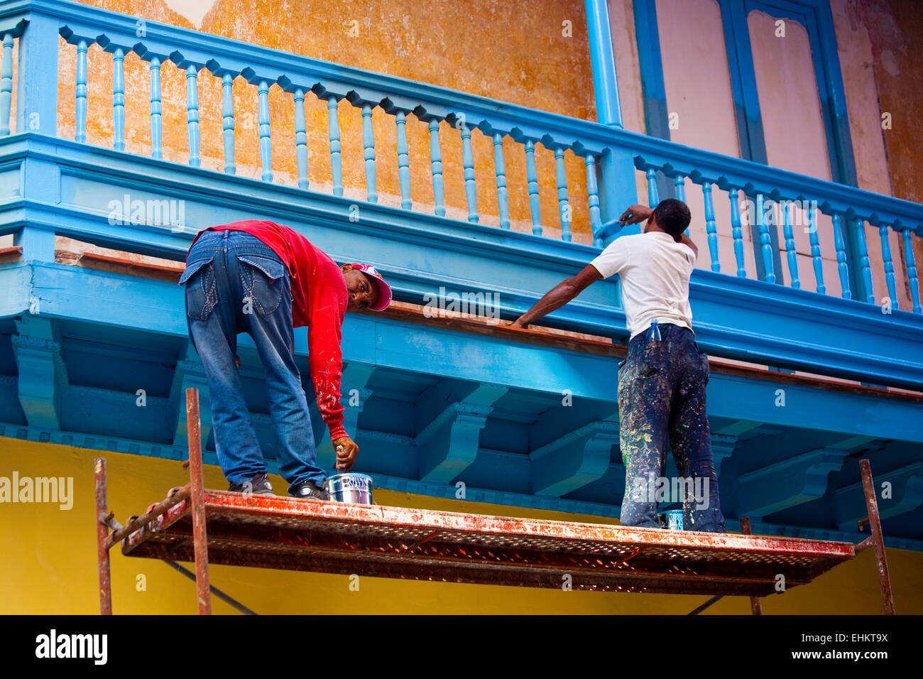 Workmen paint a building in Havana, Cuba Stock Photo - Alamy