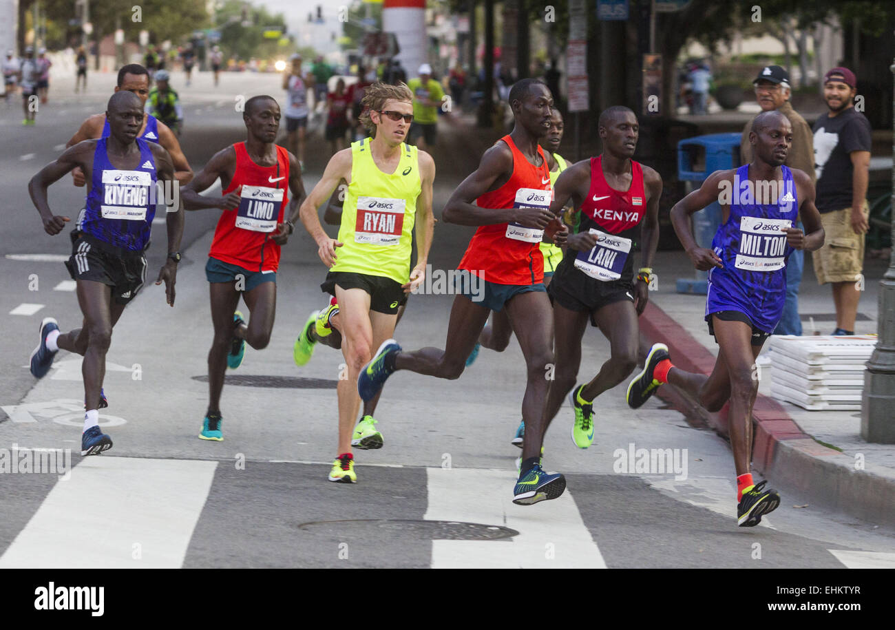 Los Angeles, California, USA. 15th Mar, 2015. Men's elite runners make ...