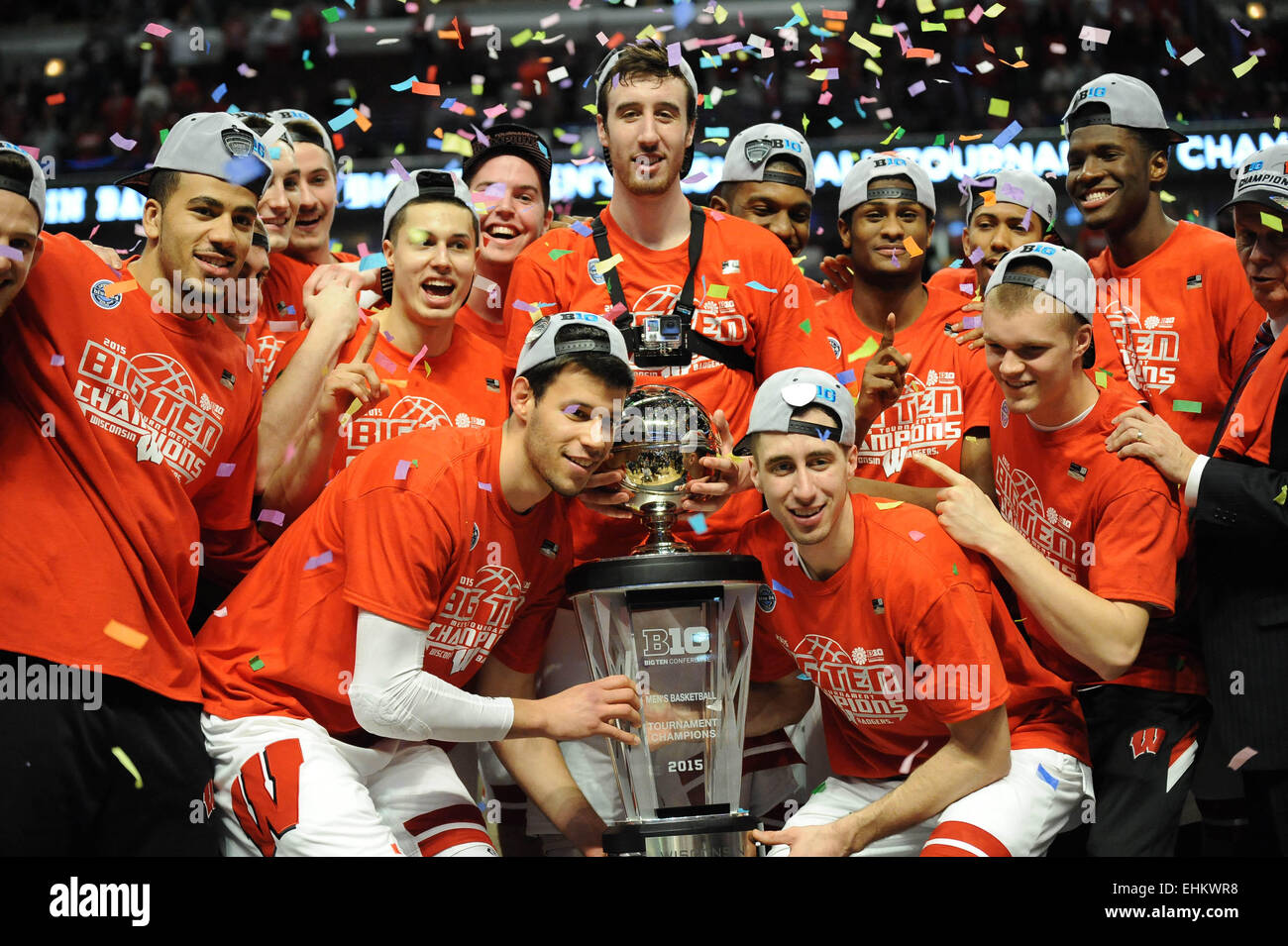 Chicago, Illinois, USA. 15th Mar, 2015. Wisconsin Badgers hold up the ...
