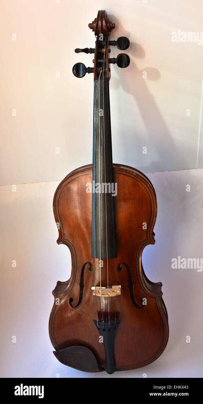 Old violin. Old violin, copy of Majini made Saxony, in the 19th century ...