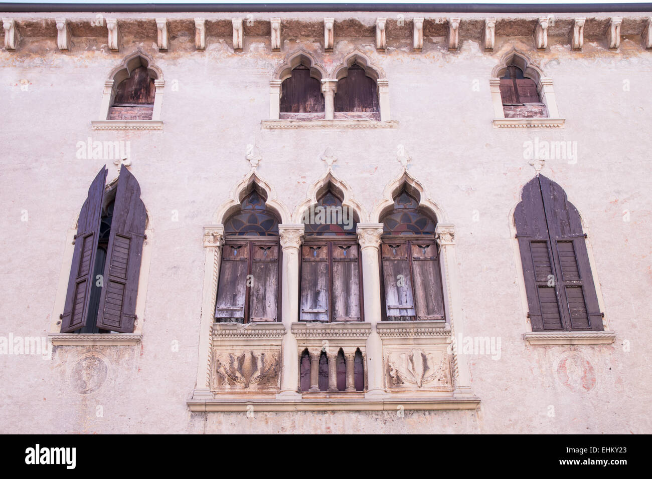 Window on facade medieval hi-res stock photography and images - Alamy