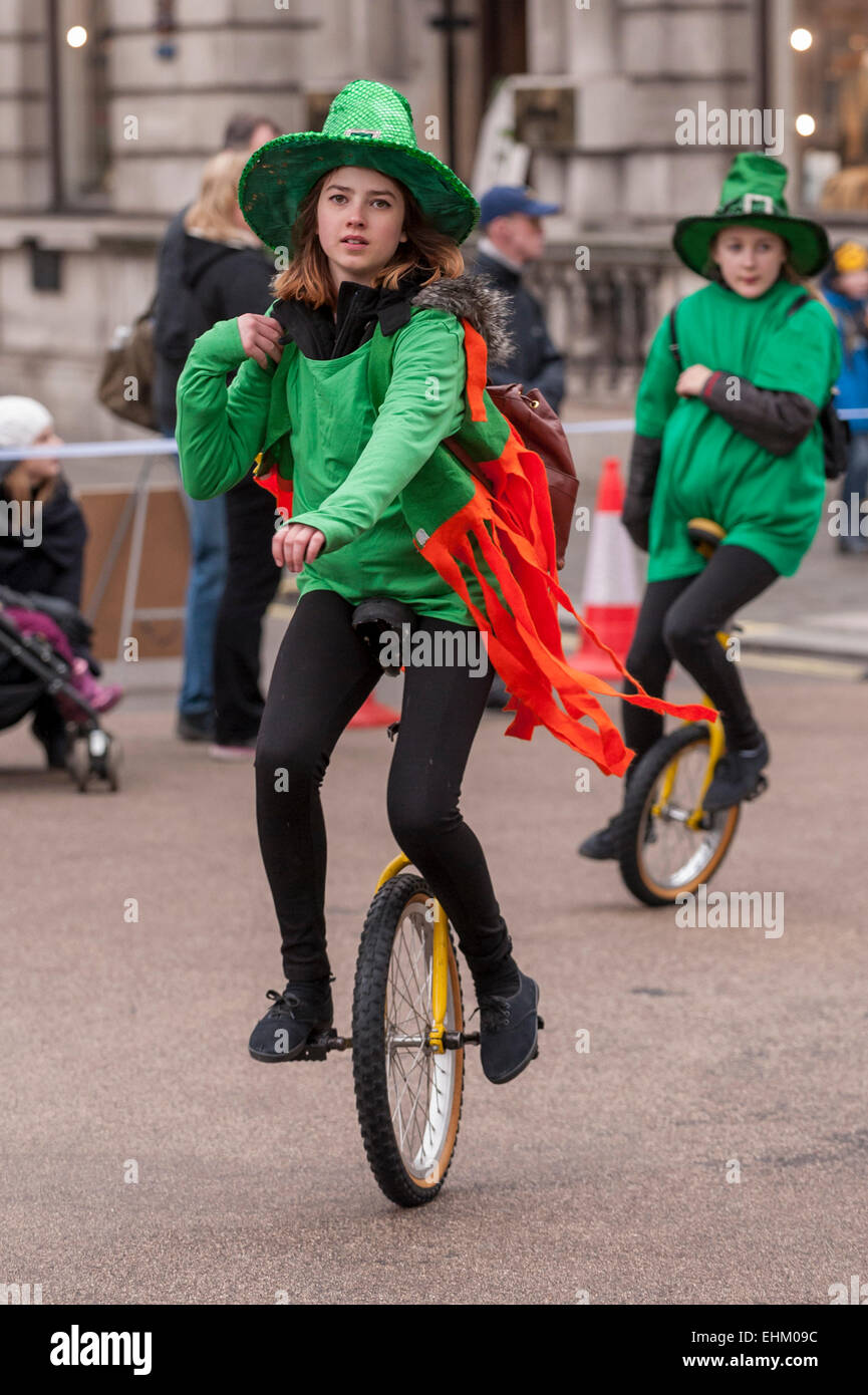 Crowds gather on regent street hi-res stock photography and images - Alamy