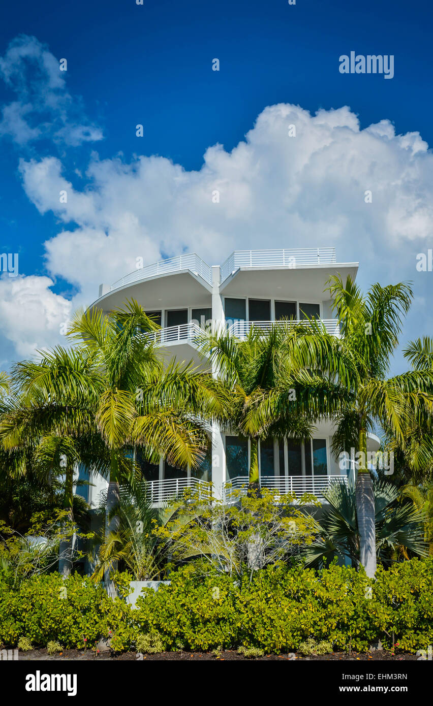 Modern white residential building hi-res stock photography and images ...